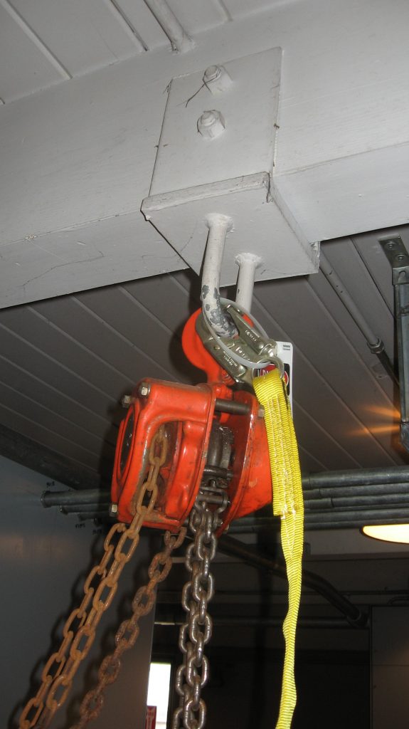 Chain hoist and fall arrest lanyard on the same anchor | D2000 Safety